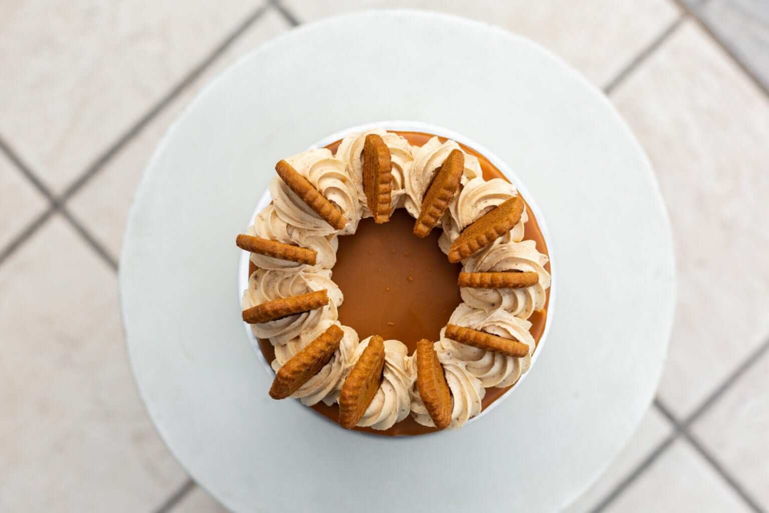 Biscoff 生日蛋糕 Caramel Drip cake – CAKE N CHILL DUBAI